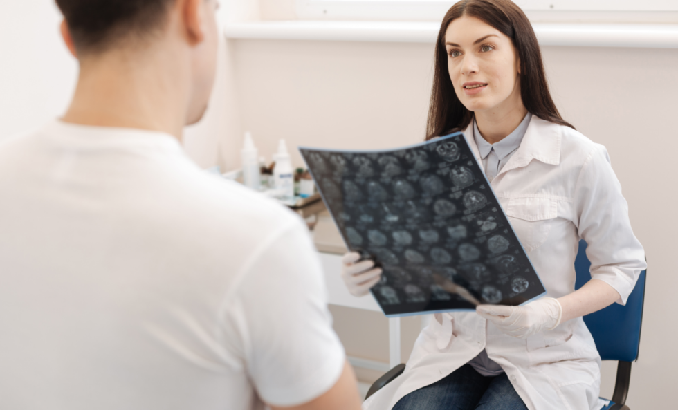 Kunt / Mag / Wil u vliegen met een hersenschudding? | Amsterdam Brain ...